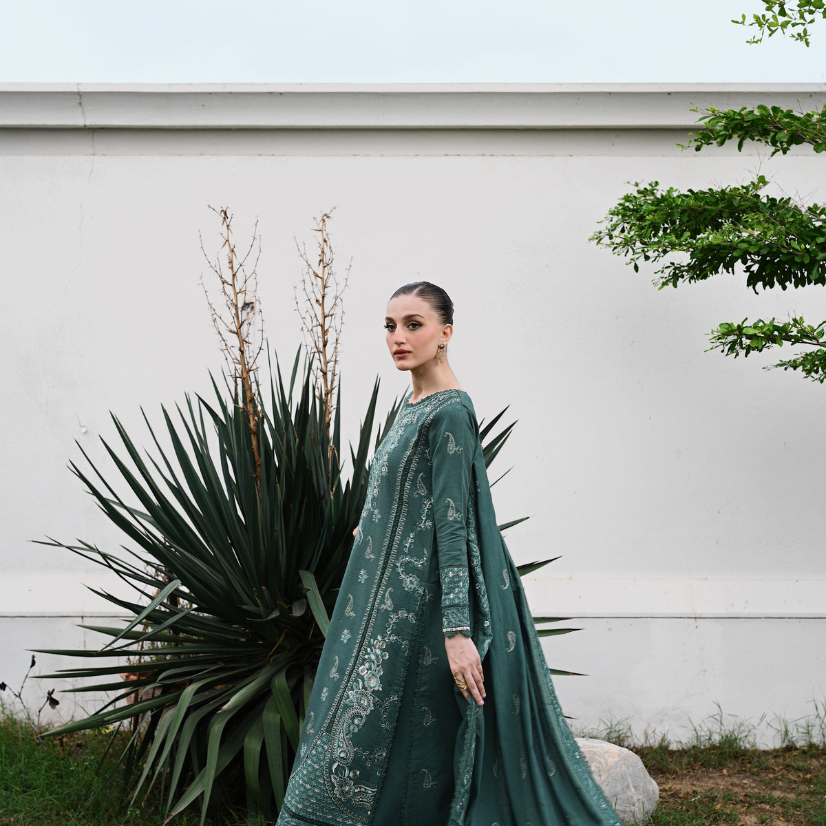 SAGE GREEN LUXURY EMBROIDERED KARANDI SET (NEL-25635) – ZAIB